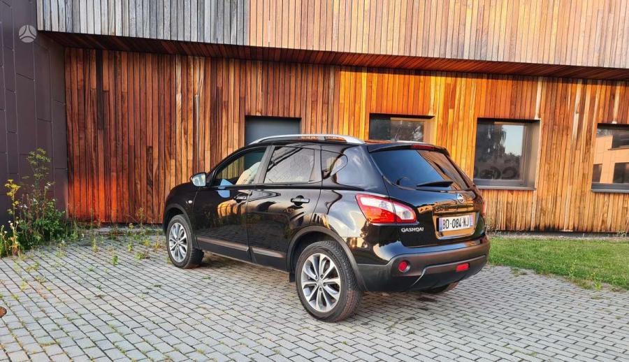 Black Nissan Qashqai 2010 in Taurage, with an engine capacity of 1.46 L and mileage of 232 thousand km for 4500 €, photo 6 on AUTOMOTO.COM.LV