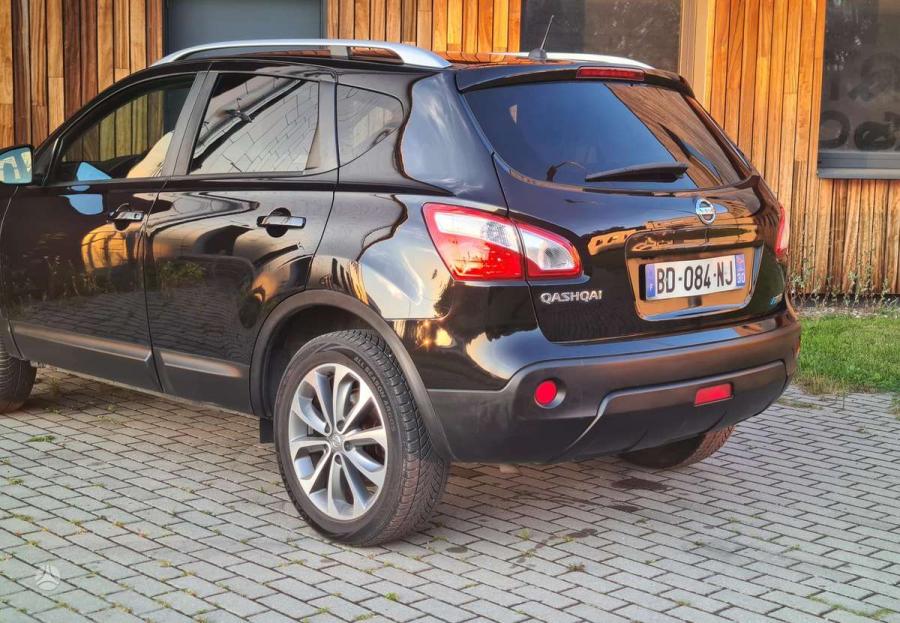 Black Nissan Qashqai 2010 in Taurage, with an engine capacity of 1.46 L and mileage of 232 thousand km for 4500 €, photo 7 on AUTOMOTO.COM.LV