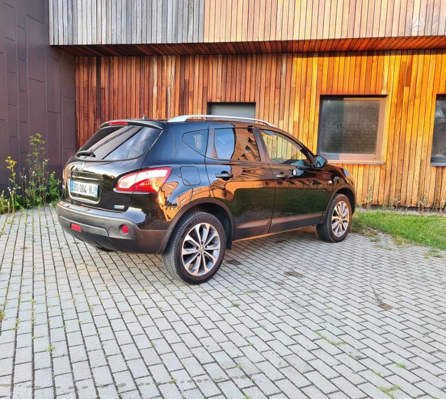 Black Nissan Qashqai 2010 in Taurage, with an engine capacity of 1.46 L and mileage of 232 thousand km for 4500 €, photo 8 on AUTOMOTO.COM.LV
