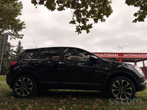 Nissan Qashqai 2010 Rīga vietnē Melns Nissan Qashqai 2010 Rīga, ar dzinēja tilpumu 2.00 L un nobraukumu 112 tūkst. km par 5800 €, foto 4 vietnē AUTOMOTO.COM.LV