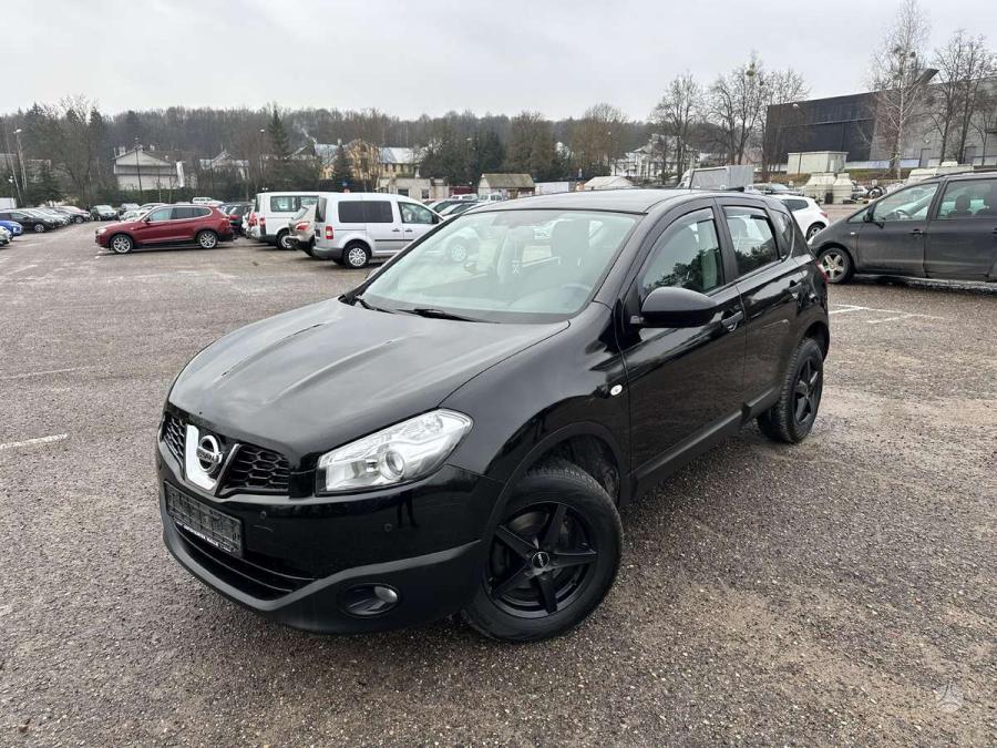 Black Nissan Qashqai 2011 in Alytus, with an engine capacity of 1.60 L and mileage of 268 thousand km for 5700 €, photo 1 on AUTOMOTO.COM.LV