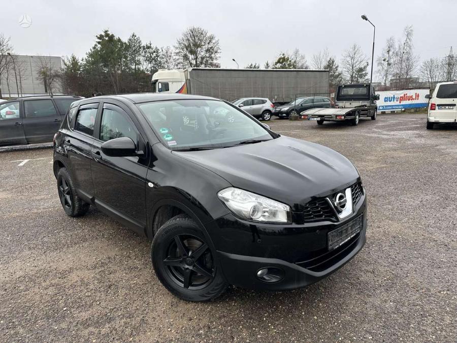 Black Nissan Qashqai 2011 in Alytus, with an engine capacity of 1.60 L and mileage of 268 thousand km for 5700 €, photo 2 on AUTOMOTO.COM.LV