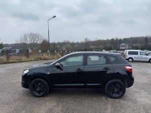 Black Nissan Qashqai 2011 in Alytus, with an engine capacity of 1.60 L and mileage of 268 thousand km for 5700 €, photo 3 on AUTOMOTO.COM.LV