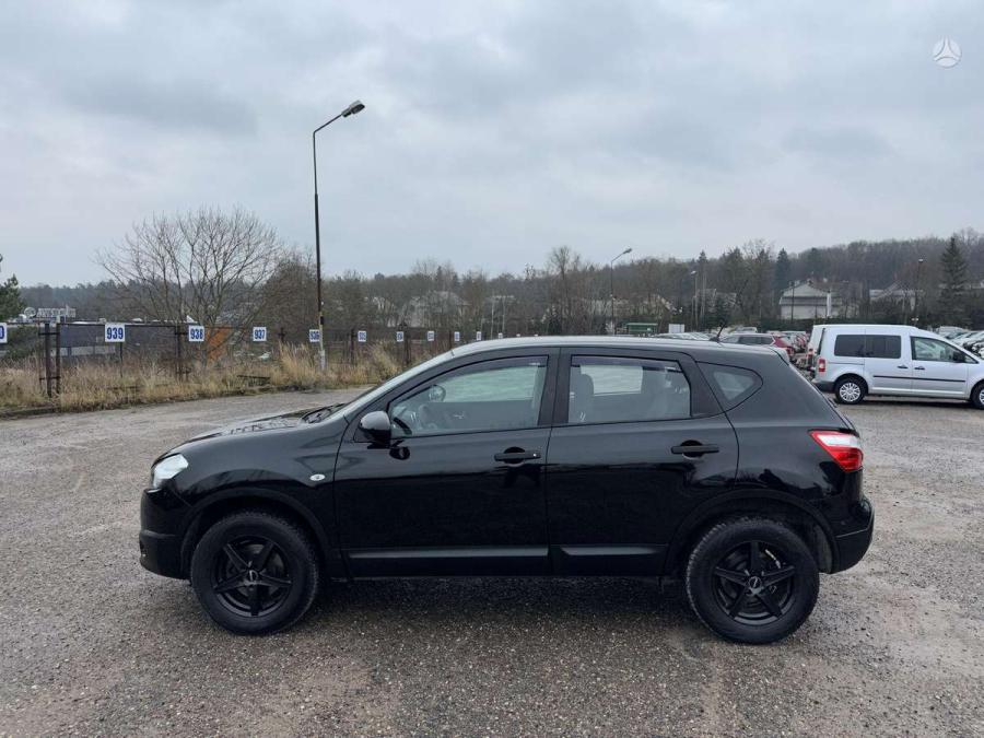 Black Nissan Qashqai 2011 in Alytus, with an engine capacity of 1.60 L and mileage of 268 thousand km for 5700 €, photo 3 on AUTOMOTO.COM.LV
