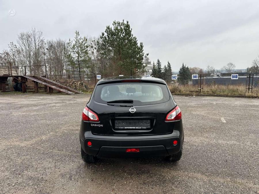 Black Nissan Qashqai 2011 in Alytus, with an engine capacity of 1.60 L and mileage of 268 thousand km for 5700 €, photo 7 on AUTOMOTO.COM.LV