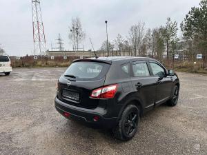 Black Nissan Qashqai 2011 in Alytus, with an engine capacity of 1.60 L and mileage of 268 thousand km for 5700 €, photo 17 on AUTOMOTO.COM.LV