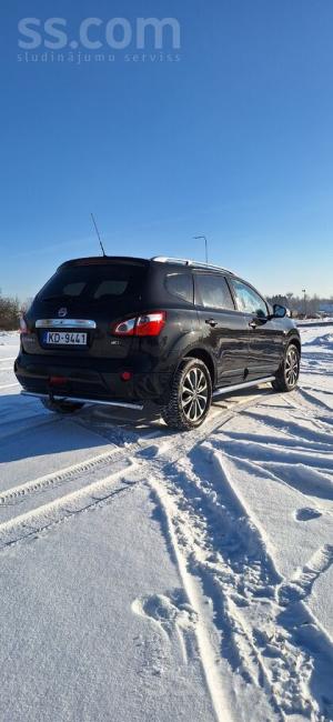 Black Nissan Qashqai 2011 in Saldus, with an engine capacity of 2.00 L and mileage of 240 thousand km for 5150 €, photo 3 on AUTOMOTO.COM.LV