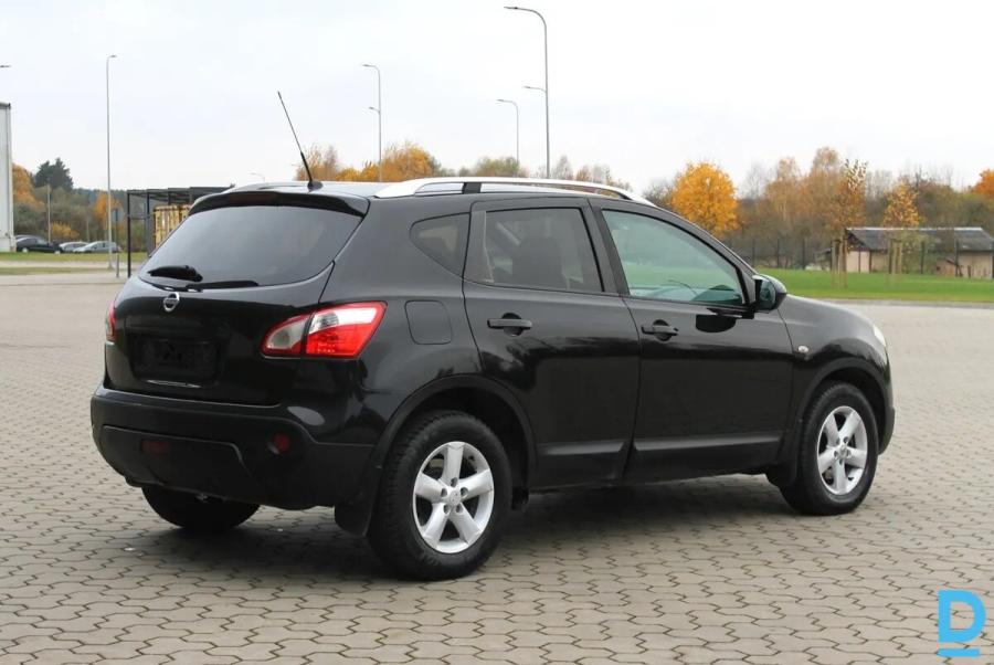 Black Nissan Qashqai 2011 in Riga, with an engine capacity of 2.00 L and mileage of 188 thousand km for 5950 €, photo 2 on AUTOMOTO.COM.LV