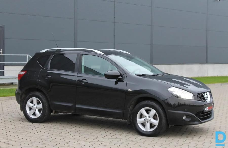 Black Nissan Qashqai 2011 in Riga, with an engine capacity of 2.00 L and mileage of 188 thousand km for 5950 €, photo 3 on AUTOMOTO.COM.LV