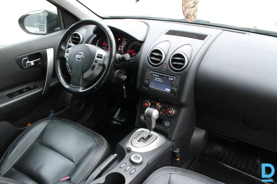 Black Nissan Qashqai 2011 in Riga, with an engine capacity of 2.00 L and mileage of 188 thousand km for 5950 €, photo 8 on AUTOMOTO.COM.LV