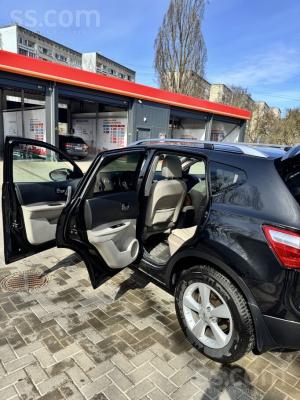 Black Nissan Qashqai 2011 in Riga, with an engine capacity of 2.00 L and mileage of 253 thousand km for 6000 €, photo 3 on AUTOMOTO.COM.LV