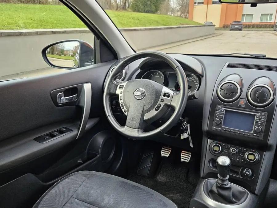 Melns Nissan Qashqai 2011 Jēkabpils, ar dzinēja tilpumu 2.00 L un nobraukumu 231 tūkst. km par 6790 €, foto 22 vietnē AUTOMOTO.COM.LV