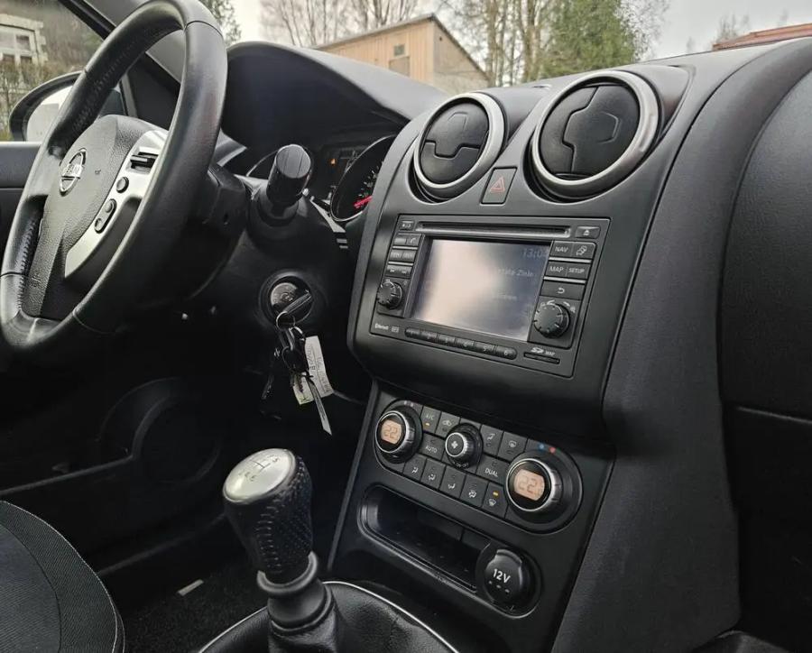 Melns Nissan Qashqai 2011 Jēkabpils, ar dzinēja tilpumu 2.00 L un nobraukumu 231 tūkst. km par 6790 €, foto 25 vietnē AUTOMOTO.COM.LV