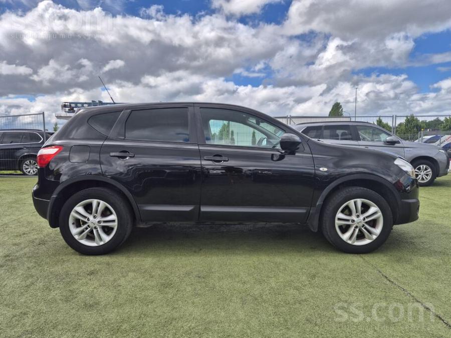 Black Nissan Qashqai 2011 in Liepaja, with an engine capacity of 1.50 L and mileage of 254 thousand km for 5700 €, photo 5 on AUTOMOTO.COM.LV