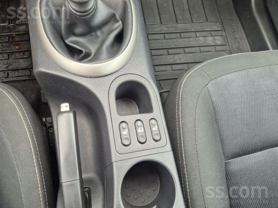 Black Nissan Qashqai 2011 in Liepaja, with an engine capacity of 1.50 L and mileage of 254 thousand km for 5700 €, photo 15 on AUTOMOTO.COM.LV