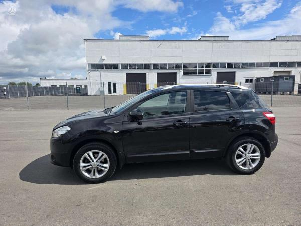 Black Nissan Qashqai 2011 in Marijampole, with an engine capacity of 2.00 L and mileage of 189 thousand km for 4800 €, photo 3 on AUTOMOTO.COM.LV
