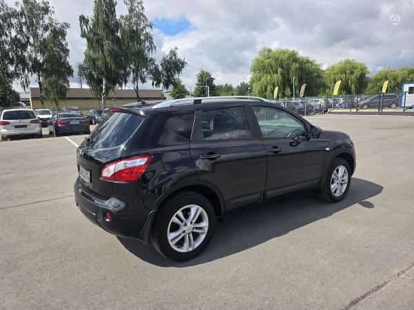 Black Nissan Qashqai 2011 in Marijampole, with an engine capacity of 2.00 L and mileage of 189 thousand km for 4800 €, photo 6 on AUTOMOTO.COM.LV