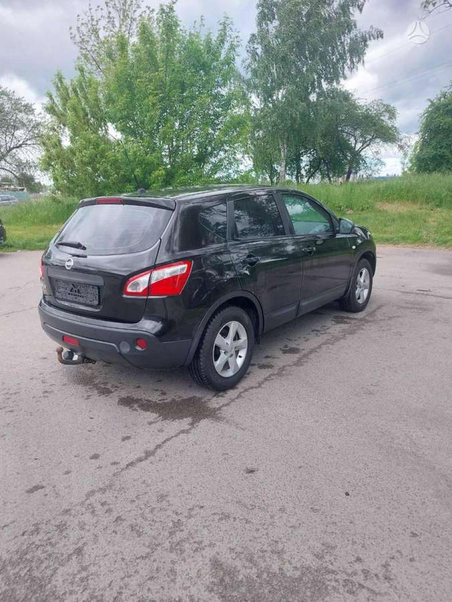 Black Nissan Qashqai 2011 in Marijampole, with an engine capacity of 1.60 L and mileage of 293 thousand km for 4150 €, photo 6 on AUTOMOTO.COM.LV