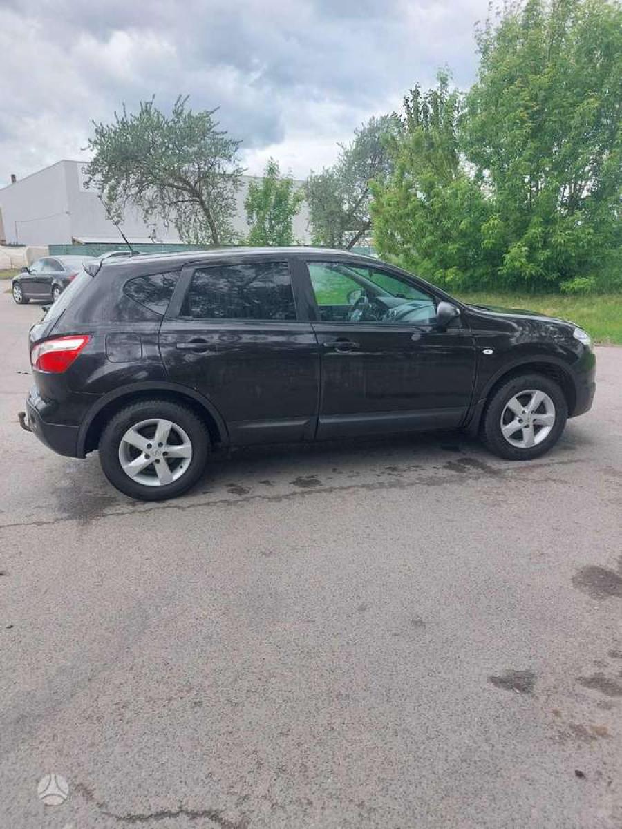 Black Nissan Qashqai 2011 in Marijampole, with an engine capacity of 1.60 L and mileage of 293 thousand km for 4150 €, photo 9 on AUTOMOTO.COM.LV