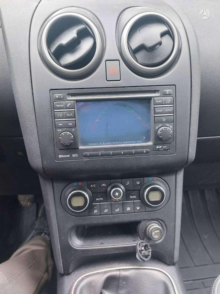 Black Nissan Qashqai 2011 in Marijampole, with an engine capacity of 1.60 L and mileage of 293 thousand km for 4150 €, photo 10 on AUTOMOTO.COM.LV