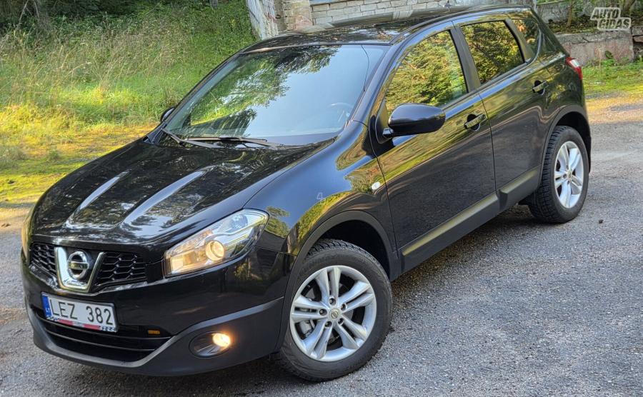 Black Nissan Qashqai 2011 in Vilnius, with an engine capacity of 1.50 L and mileage of 222 thousand km for 4200 €, photo 1 on AUTOMOTO.COM.LV