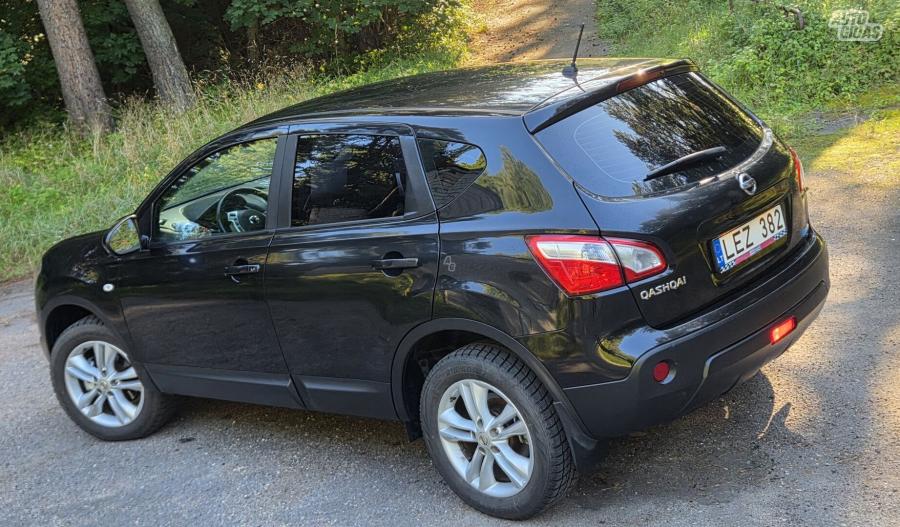 Black Nissan Qashqai 2011 in Vilnius, with an engine capacity of 1.50 L and mileage of 222 thousand km for 4200 €, photo 4 on AUTOMOTO.COM.LV