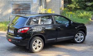 Black Nissan Qashqai 2011 in Vilnius, with an engine capacity of 1.50 L and mileage of 222 thousand km for 4200 €, photo 5 on AUTOMOTO.COM.LV