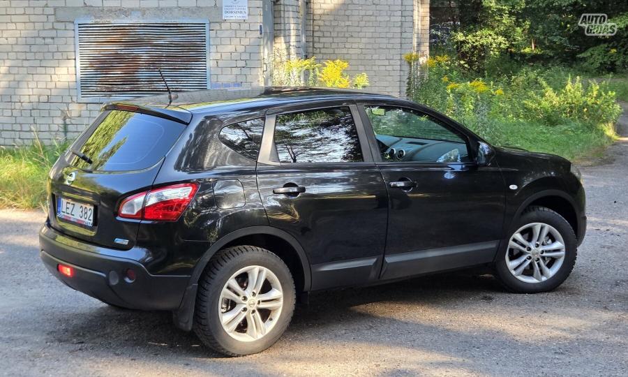 Black Nissan Qashqai 2011 in Vilnius, with an engine capacity of 1.50 L and mileage of 222 thousand km for 4200 €, photo 5 on AUTOMOTO.COM.LV