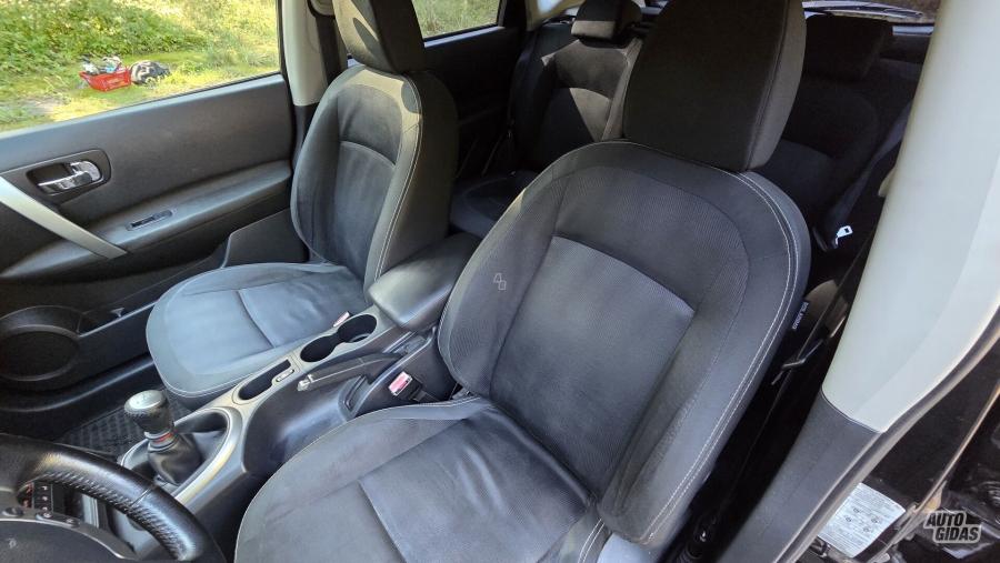 Black Nissan Qashqai 2011 in Vilnius, with an engine capacity of 1.50 L and mileage of 222 thousand km for 4200 €, photo 10 on AUTOMOTO.COM.LV