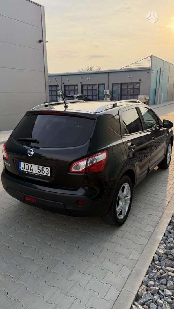 Black Nissan Qashqai 2011 in Kaunas, with an engine capacity of 1.60 L and mileage of 195 thousand km for 4890 €, photo 1 on AUTOMOTO.COM.LV