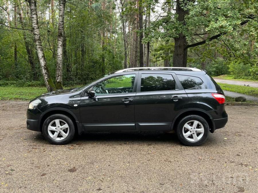Black Nissan Qashqai 2011 in Riga, with an engine capacity of 1.60 L and mileage of 0 thousand km for 4599 €, photo 3 on AUTOMOTO.COM.LV
