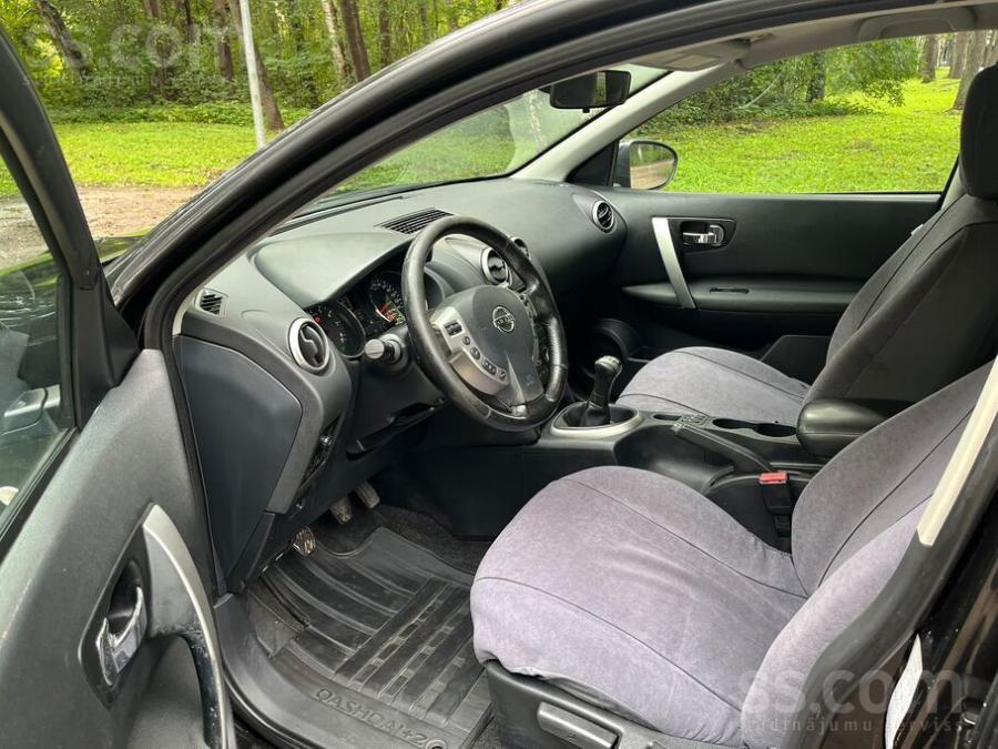Black Nissan Qashqai 2011 in Riga, with an engine capacity of 1.60 L and mileage of 0 thousand km for 4599 €, photo 8 on AUTOMOTO.COM.LV