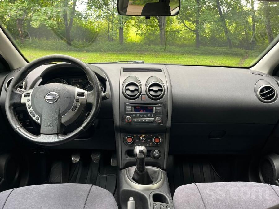 Black Nissan Qashqai 2011 in Riga, with an engine capacity of 1.60 L and mileage of 0 thousand km for 4599 €, photo 10 on AUTOMOTO.COM.LV