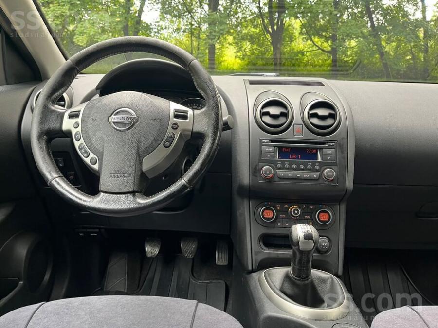 Black Nissan Qashqai 2011 in Riga, with an engine capacity of 1.60 L and mileage of 0 thousand km for 4599 €, photo 11 on AUTOMOTO.COM.LV