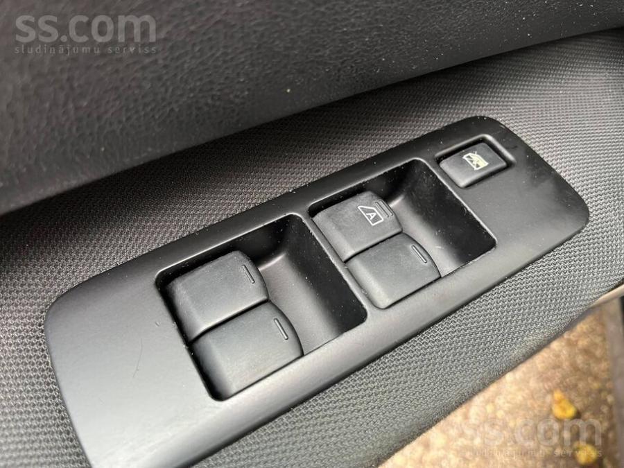 Black Nissan Qashqai 2011 in Riga, with an engine capacity of 1.60 L and mileage of 0 thousand km for 4599 €, photo 16 on AUTOMOTO.COM.LV