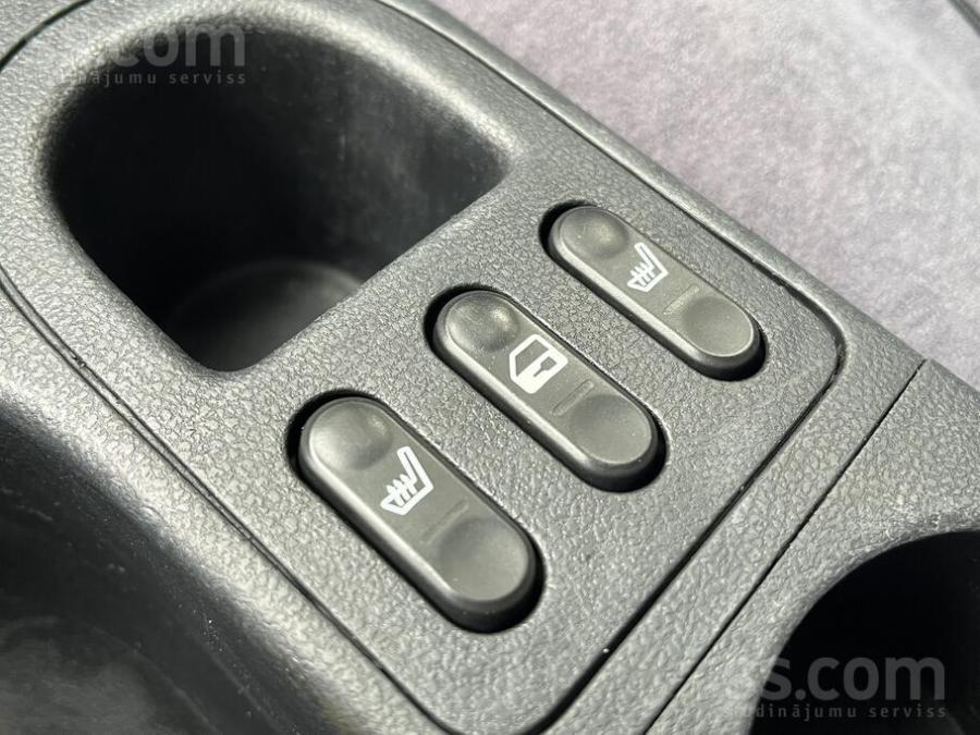 Black Nissan Qashqai 2011 in Riga, with an engine capacity of 1.60 L and mileage of 0 thousand km for 4599 €, photo 19 on AUTOMOTO.COM.LV