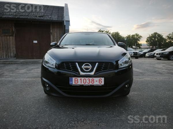 Black Nissan Qashqai 2011 in Cesis, with an engine capacity of 1.60 L and mileage of 238 thousand km for 5950 €, photo 3 on AUTOMOTO.COM.LV