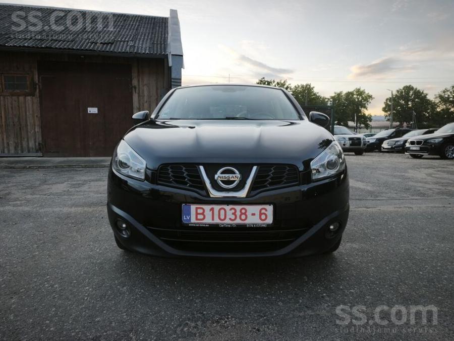 Black Nissan Qashqai 2011 in Cesis, with an engine capacity of 1.60 L and mileage of 238 thousand km for 5950 €, photo 3 on AUTOMOTO.COM.LV
