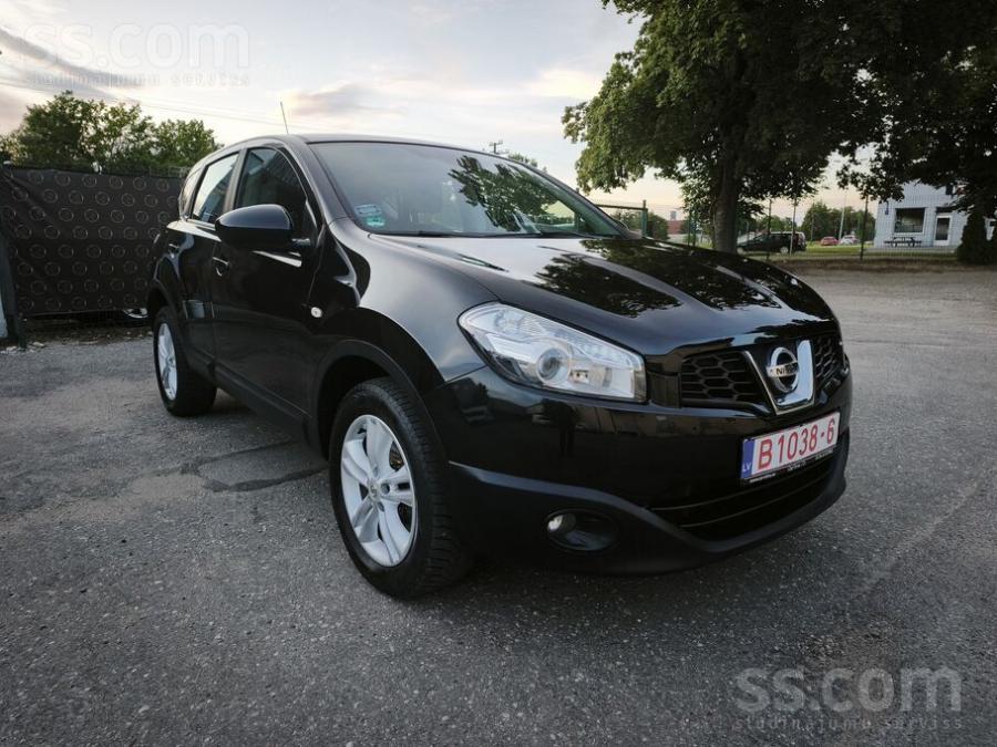 Black Nissan Qashqai 2011 in Cesis, with an engine capacity of 1.60 L and mileage of 238 thousand km for 5950 €, photo 4 on AUTOMOTO.COM.LV