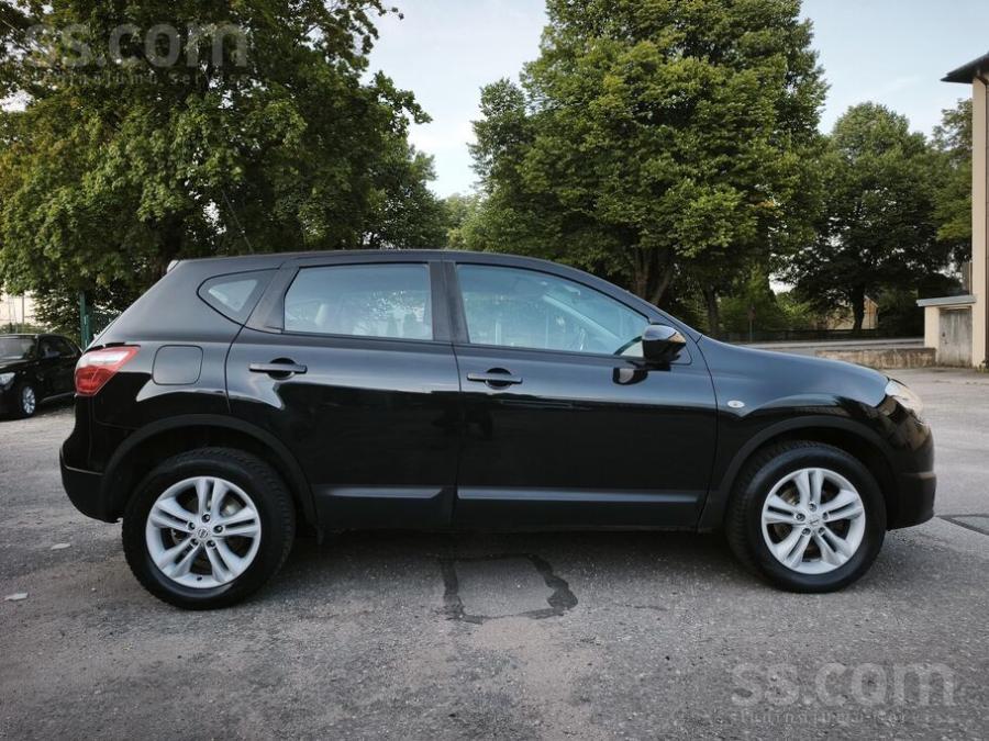 Black Nissan Qashqai 2011 in Cesis, with an engine capacity of 1.60 L and mileage of 238 thousand km for 5950 €, photo 5 on AUTOMOTO.COM.LV