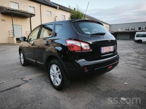 Black Nissan Qashqai 2011 in Cesis, with an engine capacity of 1.60 L and mileage of 238 thousand km for 5950 €, photo 7 on AUTOMOTO.COM.LV