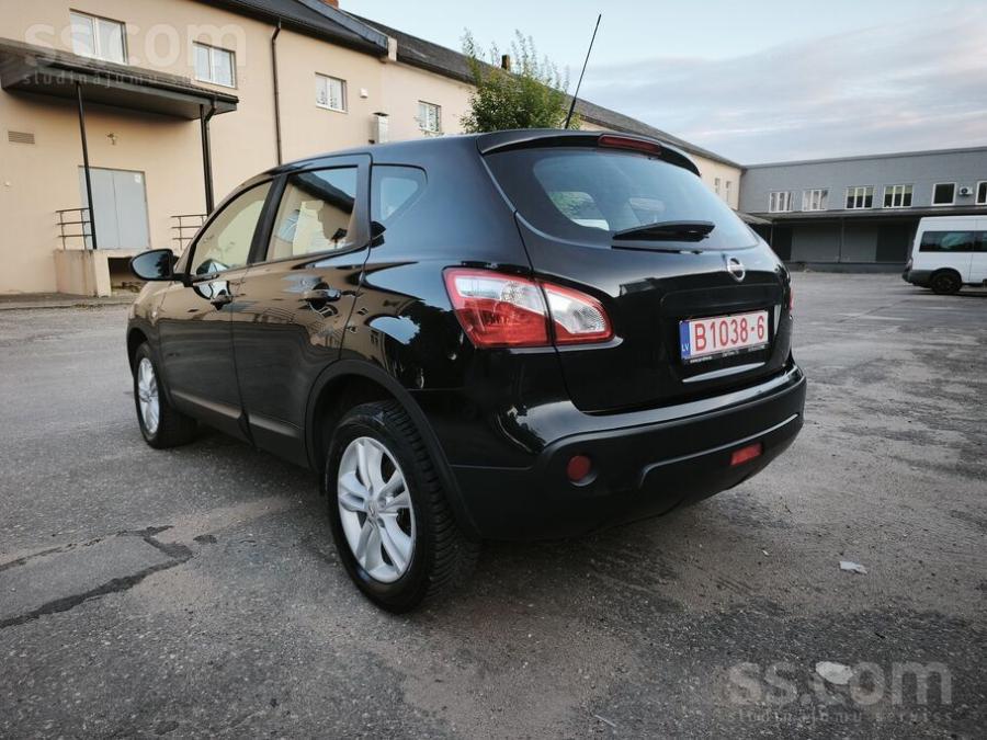 Black Nissan Qashqai 2011 in Cesis, with an engine capacity of 1.60 L and mileage of 238 thousand km for 5950 €, photo 7 on AUTOMOTO.COM.LV