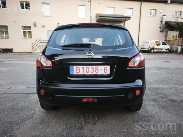 Black Nissan Qashqai 2011 in Cesis, with an engine capacity of 1.60 L and mileage of 238 thousand km for 5950 €, photo 8 on AUTOMOTO.COM.LV