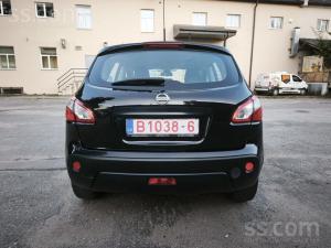 Black Nissan Qashqai 2011 in Cesis, with an engine capacity of 1.60 L and mileage of 238 thousand km for 5950 €, photo 8 on AUTOMOTO.COM.LV