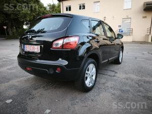 Black Nissan Qashqai 2011 in Cesis, with an engine capacity of 1.60 L and mileage of 238 thousand km for 5950 €, photo 9 on AUTOMOTO.COM.LV
