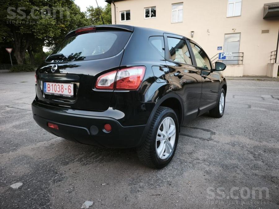 Black Nissan Qashqai 2011 in Cesis, with an engine capacity of 1.60 L and mileage of 238 thousand km for 5950 €, photo 9 on AUTOMOTO.COM.LV
