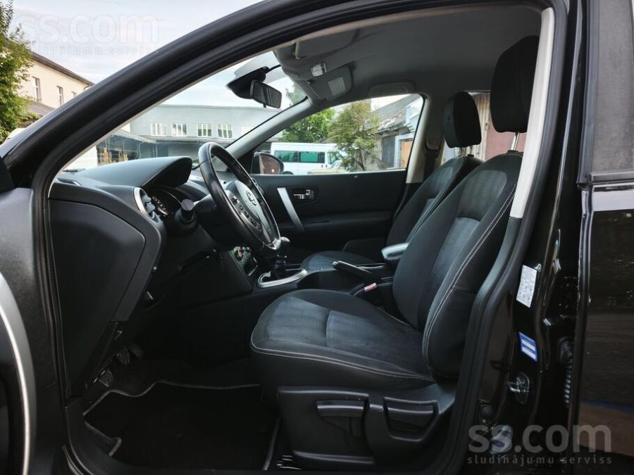 Black Nissan Qashqai 2011 in Cesis, with an engine capacity of 1.60 L and mileage of 238 thousand km for 5950 €, photo 10 on AUTOMOTO.COM.LV