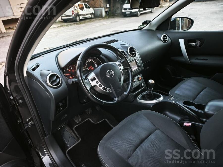 Black Nissan Qashqai 2011 in Cesis, with an engine capacity of 1.60 L and mileage of 238 thousand km for 5950 €, photo 11 on AUTOMOTO.COM.LV