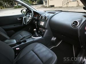 Black Nissan Qashqai 2011 in Cesis, with an engine capacity of 1.60 L and mileage of 238 thousand km for 5950 €, photo 13 on AUTOMOTO.COM.LV