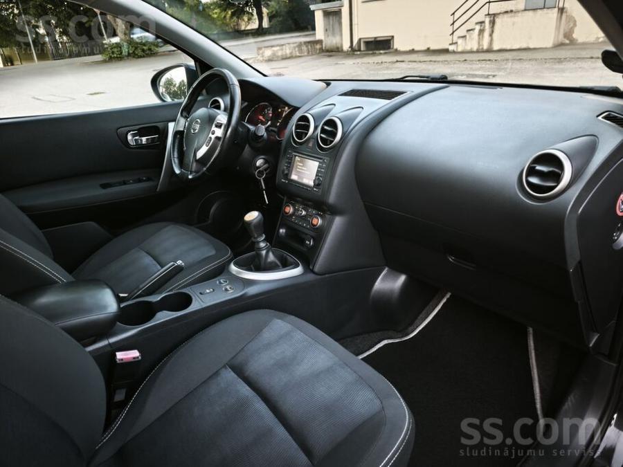 Black Nissan Qashqai 2011 in Cesis, with an engine capacity of 1.60 L and mileage of 238 thousand km for 5950 €, photo 13 on AUTOMOTO.COM.LV